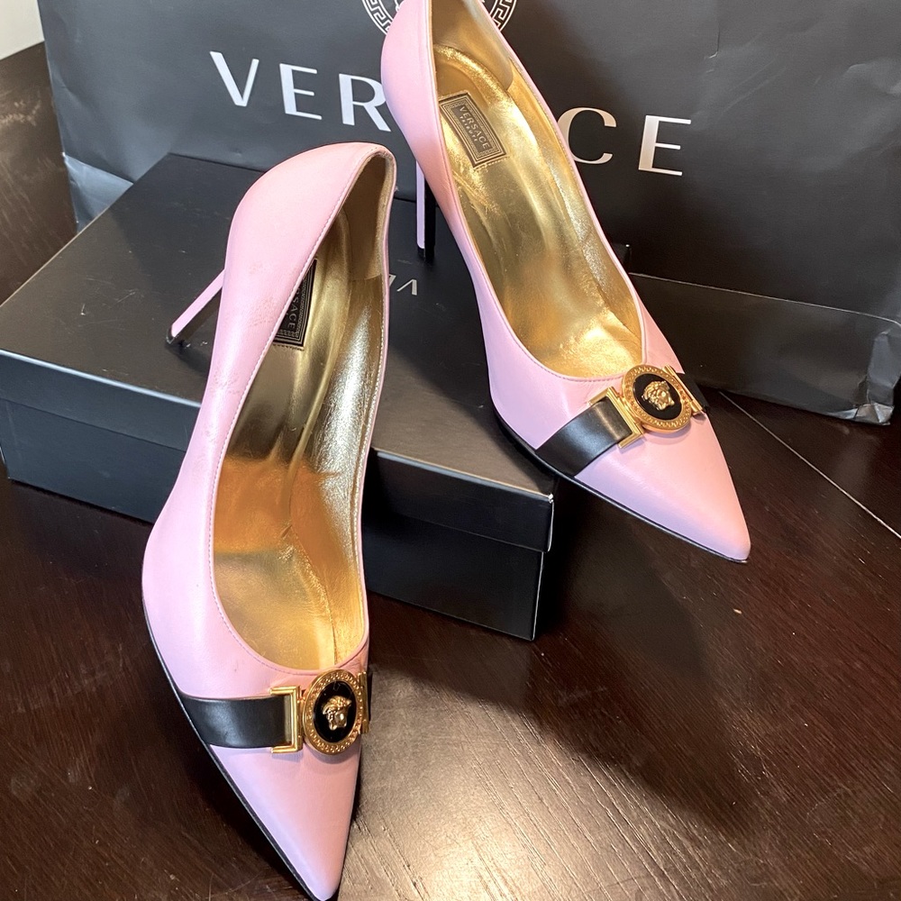 Absolutely Gorgeous Pink Medusa Versace Pump! Excelle… - Gem